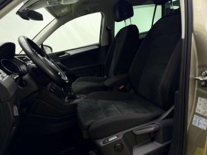 Yellow Volkswagen Tiguan 2019 in Vilnius, with an engine capacity of 1.97 L and mileage of 110 thousand km for 19490 €, photo 10 on AUTOMOTO.COM.LV