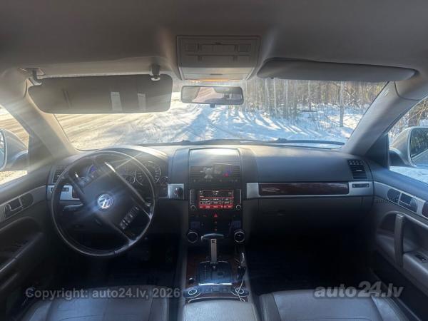 Smilšu krāsa Volkswagen Touareg 2008 Tallina, ar dzinēja tilpumu 3.00 L un nobraukumu 337 tūkst. km par 5600 €, foto 5 vietnē AUTOMOTO.COM.LV