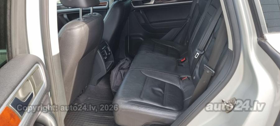 Beige Volkswagen Touareg 2012 in Tartu, with an engine capacity of 3.00 L and mileage of 302 thousand km for 10500 €, photo 10 on AUTOMOTO.COM.LV