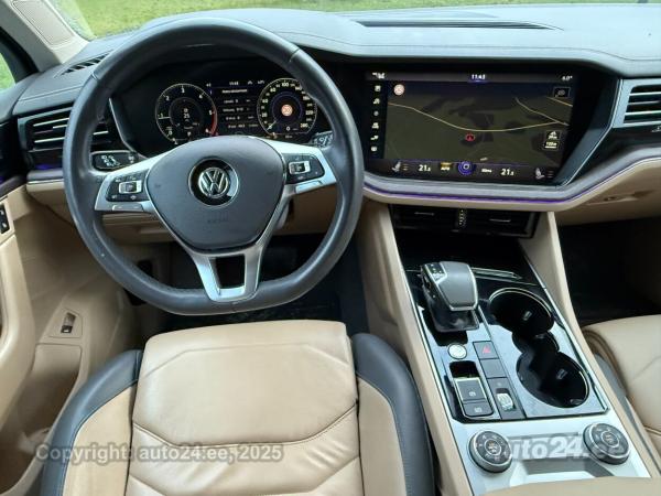 Smilšu krāsa Volkswagen Touareg 2019 Tallina, ar dzinēja tilpumu 3.00 L un nobraukumu 132 tūkst. km par 41500 €, foto 11 vietnē AUTOMOTO.COM.LV