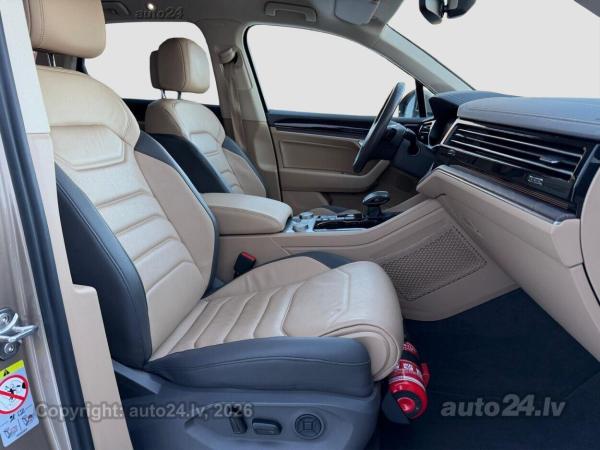 Smilšu krāsa Volkswagen Touareg 2019 Pērnava, ar dzinēja tilpumu 3.00 L un nobraukumu 135 tūkst. km par 37900 €, foto 5 vietnē AUTOMOTO.COM.LV