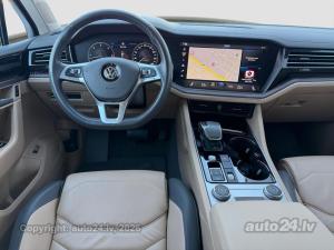 Beige Volkswagen Touareg 2019 in Parnu, with an engine capacity of 3.00 L and mileage of 135 thousand km for 37900 €, photo 6 on AUTOMOTO.COM.LV