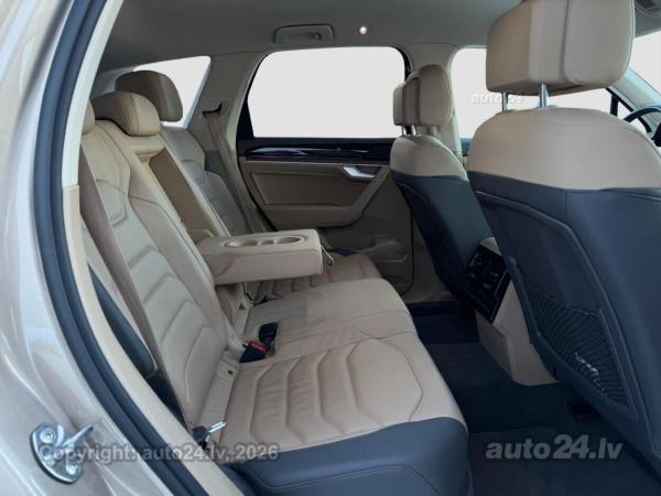 Smilšu krāsa Volkswagen Touareg 2019 Pērnava, ar dzinēja tilpumu 3.00 L un nobraukumu 135 tūkst. km par 37900 €, foto 7 vietnē AUTOMOTO.COM.LV