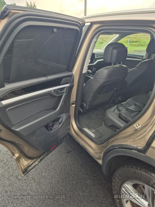 Beige Volkswagen Touareg 2018 in Tallinn, with an engine capacity of 3.00 L and mileage of 190 thousand km for 36800 €, photo 8 on AUTOMOTO.COM.LV