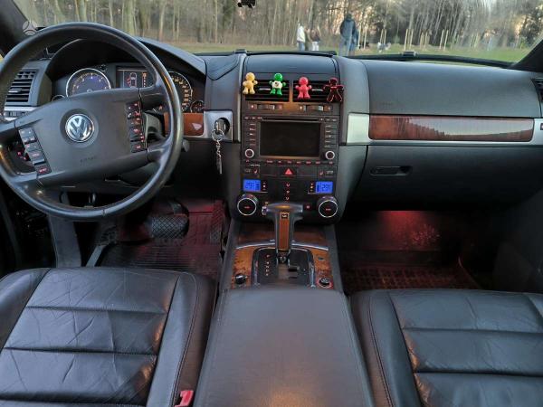 Melns Volkswagen Touareg 2003 Viļņa, ar dzinēja tilpumu 3.20 L un nobraukumu 253 tūkst. km par 3500 €, foto 4 vietnē AUTOMOTO.COM.LV
