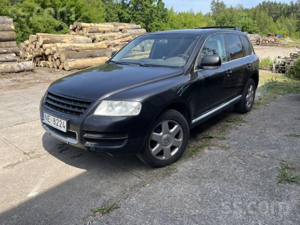 Black Volkswagen Touareg 2004 in Riga, with an engine capacity of 5.00 L and mileage of 310 thousand km for 39900 €, photo 1 on AUTOMOTO.COM.LV
