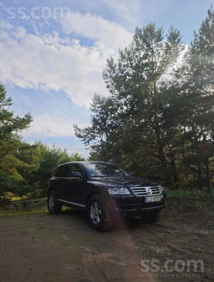 Melns Volkswagen Touareg 2004 Liepāja, ar dzinēja tilpumu 2.50 L un nobraukumu 295 tūkst. km par 3300 €, foto 1 vietnē AUTOMOTO.COM.LV