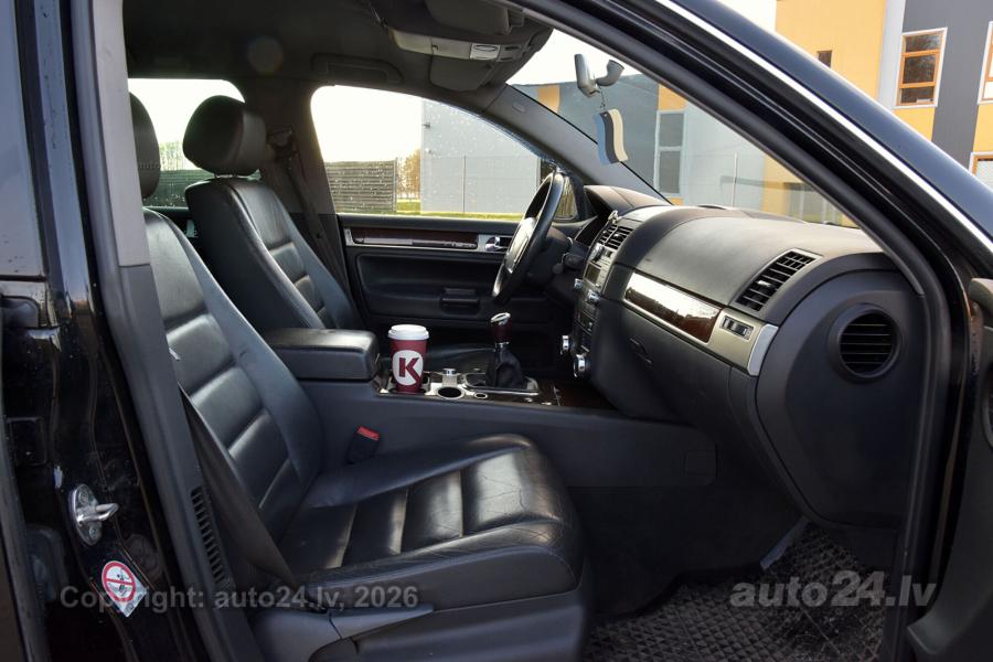 Melns Volkswagen Touareg 2004 Tartu, ar dzinēja tilpumu 2.50 L un nobraukumu 300 tūkst. km par 3550 €, foto 25 vietnē AUTOMOTO.COM.LV