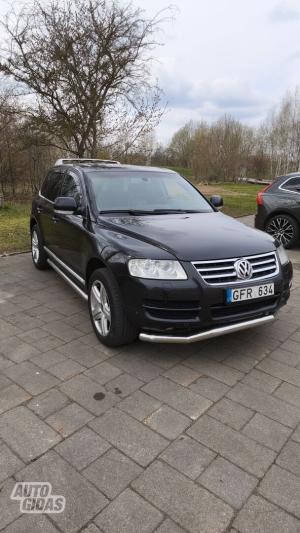 Melns Volkswagen Touareg 2004 Panevēža, ar dzinēja tilpumu 4.20 L un nobraukumu 294 tūkst. km par 4200 €, foto  vietnē AUTOMOTO.COM.LV