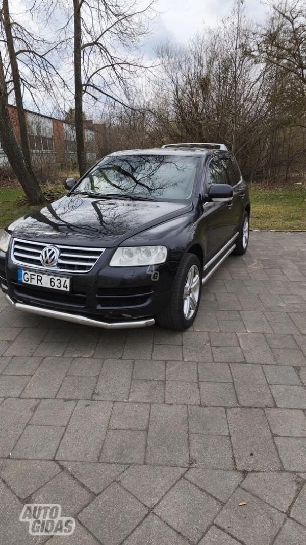 Black Volkswagen Touareg 2004 in Panevezys, with an engine capacity of 4.20 L and mileage of 294 thousand km for 4200 €, photo 2 on AUTOMOTO.COM.LV