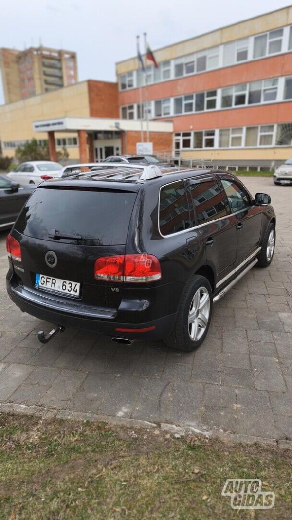 Black Volkswagen Touareg 2004 in Panevezys, with an engine capacity of 4.20 L and mileage of 294 thousand km for 4200 €, photo 4 on AUTOMOTO.COM.LV
