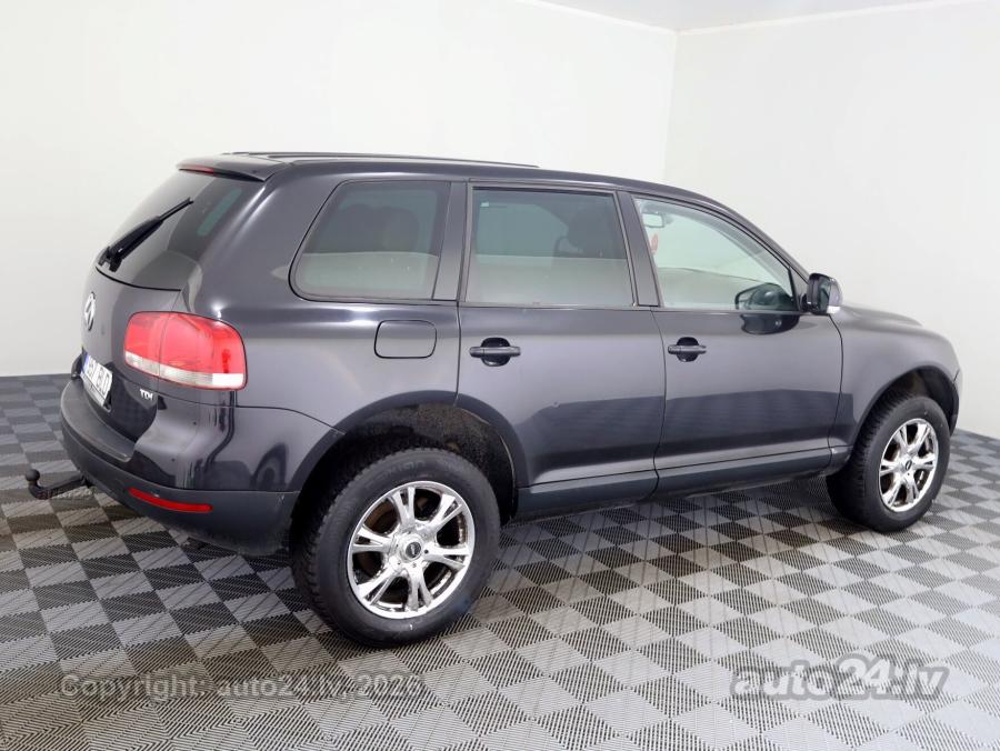Black Volkswagen Touareg 2004 in Tallinn, with an engine capacity of 2.50 L and mileage of 385 thousand km for 999 €, photo 4 on AUTOMOTO.COM.LV