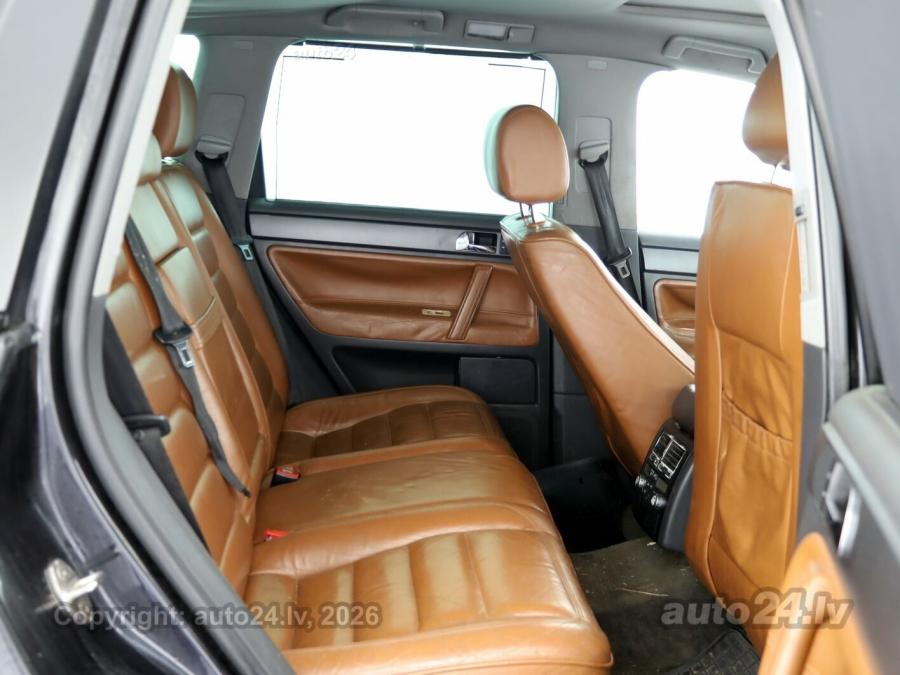 Black Volkswagen Touareg 2004 in Tallinn, with an engine capacity of 2.50 L and mileage of 385 thousand km for 999 €, photo 8 on AUTOMOTO.COM.LV
