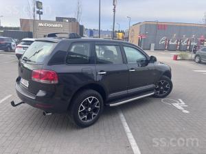 Melns Volkswagen Touareg 2004 Rīga, ar dzinēja tilpumu 2.50 L un nobraukumu 283 tūkst. km par 2750 €, foto 4 vietnē AUTOMOTO.COM.LV