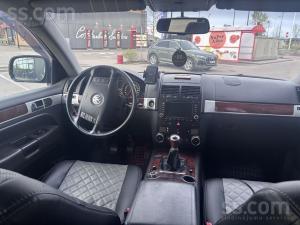 Melns Volkswagen Touareg 2004 Rīga, ar dzinēja tilpumu 2.50 L un nobraukumu 283 tūkst. km par 2750 €, foto 5 vietnē AUTOMOTO.COM.LV