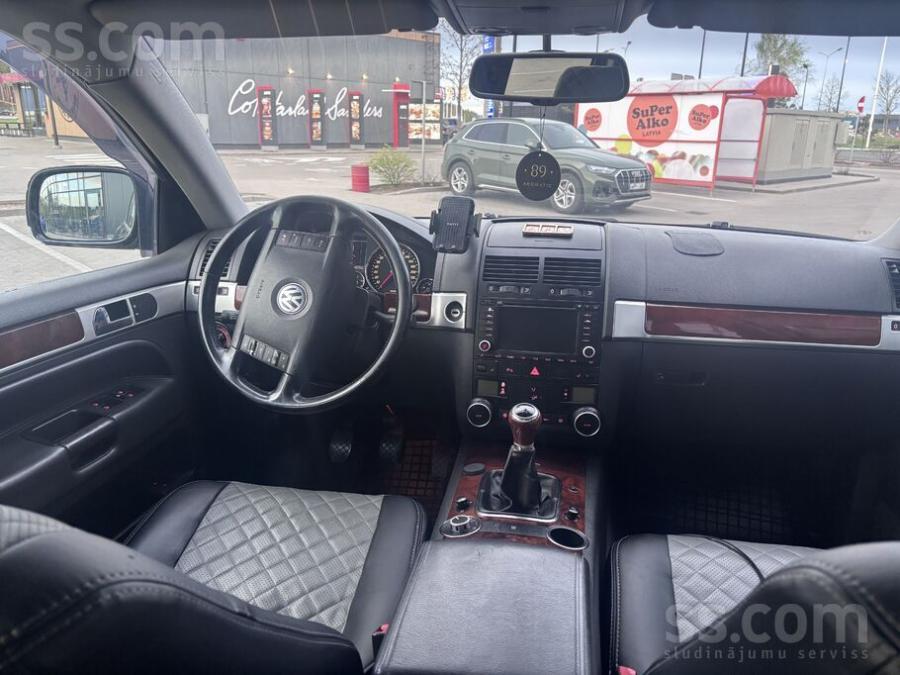 Melns Volkswagen Touareg 2004 Rīga, ar dzinēja tilpumu 2.50 L un nobraukumu 283 tūkst. km par 2750 €, foto 5 vietnē AUTOMOTO.COM.LV