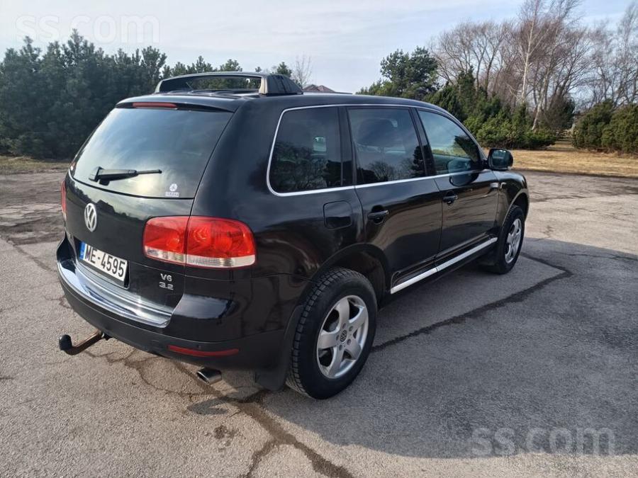 Black Volkswagen Touareg 2004 in Liepaja, with an engine capacity of 3.20 L and mileage of 252 thousand km for 5000 €, photo 4 on AUTOMOTO.COM.LV