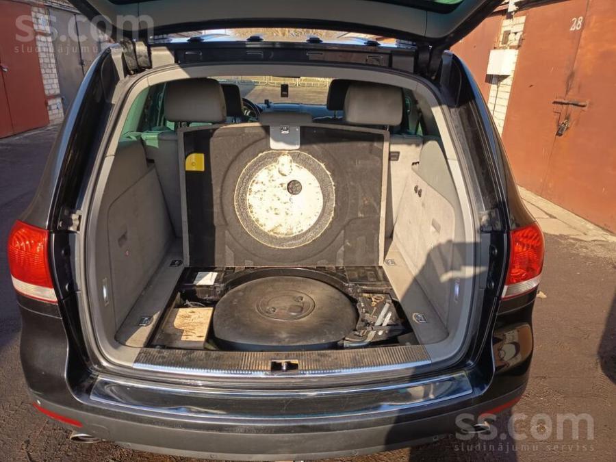 Black Volkswagen Touareg 2004 in Liepaja, with an engine capacity of 3.20 L and mileage of 252 thousand km for 5000 €, photo 9 on AUTOMOTO.COM.LV
