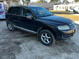 Melns Volkswagen Touareg 2004 Ventspils, ar dzinēja tilpumu 2.50 L un nobraukumu 373 tūkst. km par 2850 €, foto  vietnē AUTOMOTO.COM.LV