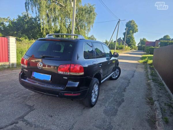Black Volkswagen Touareg 2004 in Vilkaviskis, with an engine capacity of 2.50 L and mileage of 398 thousand km for 2300 €, photo 1 on AUTOMOTO.COM.LV