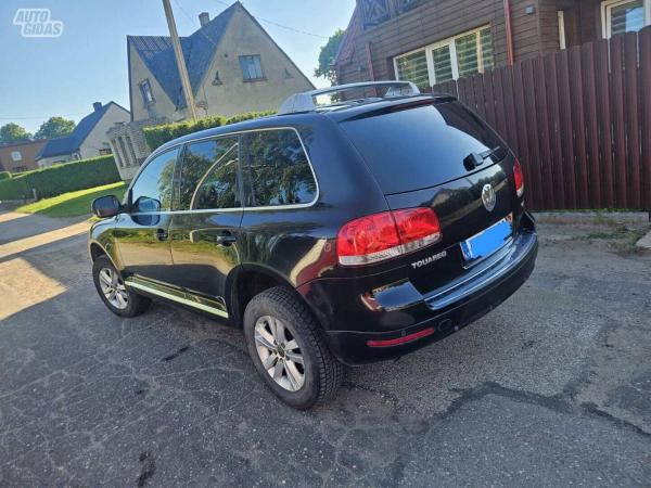 Black Volkswagen Touareg 2004 in Vilkaviskis, with an engine capacity of 2.50 L and mileage of 398 thousand km for 2300 €, photo 2 on AUTOMOTO.COM.LV