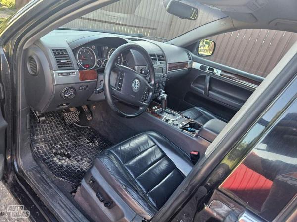 Black Volkswagen Touareg 2004 in Vilkaviskis, with an engine capacity of 2.50 L and mileage of 398 thousand km for 2300 €, photo 6 on AUTOMOTO.COM.LV
