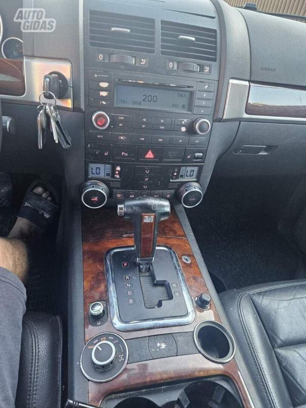 Black Volkswagen Touareg 2004 in Vilkaviskis, with an engine capacity of 2.50 L and mileage of 398 thousand km for 2300 €, photo 7 on AUTOMOTO.COM.LV
