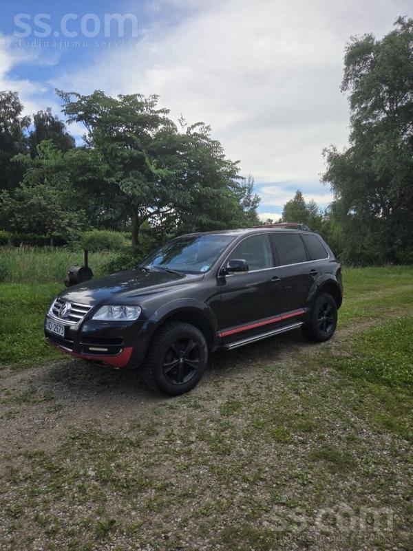 Black Volkswagen Touareg 2004 in Riga, with an engine capacity of 3.20 L and mileage of 391 thousand km for 2700 €, photo 1 on AUTOMOTO.COM.LV