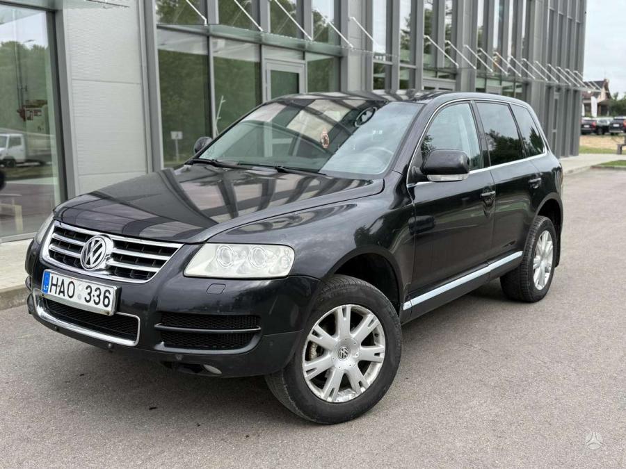 Melns Volkswagen Touareg 2004 Viļņa, ar dzinēja tilpumu 2.46 L un nobraukumu 250 tūkst. km par 2350 €, foto 1 vietnē AUTOMOTO.COM.LV