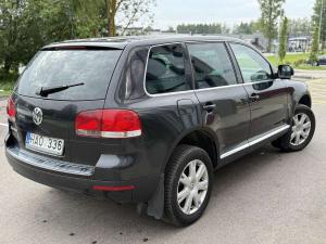 Melns Volkswagen Touareg 2004 Viļņa, ar dzinēja tilpumu 2.46 L un nobraukumu 250 tūkst. km par 2350 €, foto 4 vietnē AUTOMOTO.COM.LV
