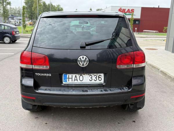 Melns Volkswagen Touareg 2004 Viļņa, ar dzinēja tilpumu 2.46 L un nobraukumu 250 tūkst. km par 2350 €, foto 4 vietnē AUTOMOTO.COM.LV