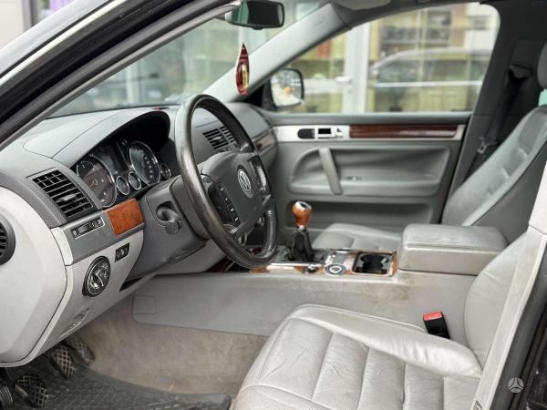 Melns Volkswagen Touareg 2004 Viļņa, ar dzinēja tilpumu 2.46 L un nobraukumu 250 tūkst. km par 2350 €, foto 6 vietnē AUTOMOTO.COM.LV