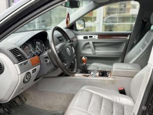Melns Volkswagen Touareg 2004 Viļņa, ar dzinēja tilpumu 2.46 L un nobraukumu 250 tūkst. km par 2350 €, foto 7 vietnē AUTOMOTO.COM.LV