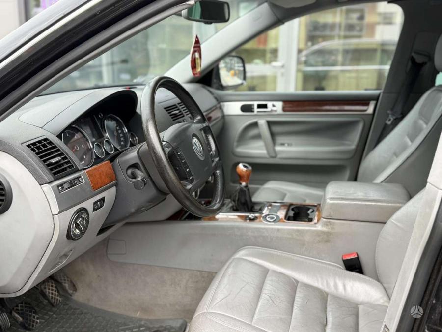 Melns Volkswagen Touareg 2004 Viļņa, ar dzinēja tilpumu 2.46 L un nobraukumu 250 tūkst. km par 2350 €, foto 7 vietnē AUTOMOTO.COM.LV