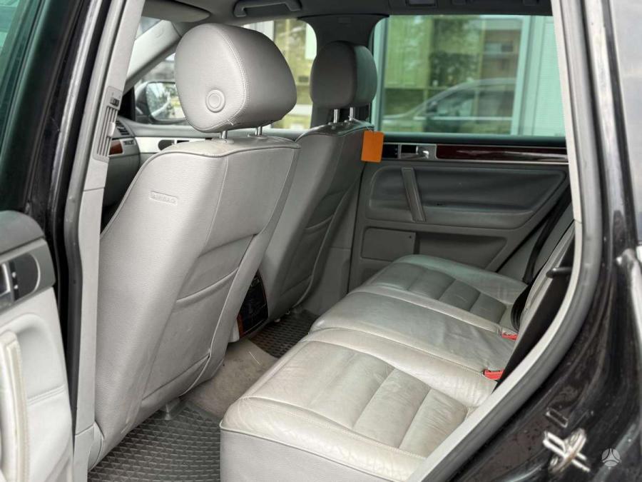 Melns Volkswagen Touareg 2004 Viļņa, ar dzinēja tilpumu 2.46 L un nobraukumu 250 tūkst. km par 2350 €, foto 8 vietnē AUTOMOTO.COM.LV
