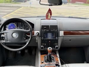 Melns Volkswagen Touareg 2004 Viļņa, ar dzinēja tilpumu 2.46 L un nobraukumu 250 tūkst. km par 2350 €, foto 9 vietnē AUTOMOTO.COM.LV