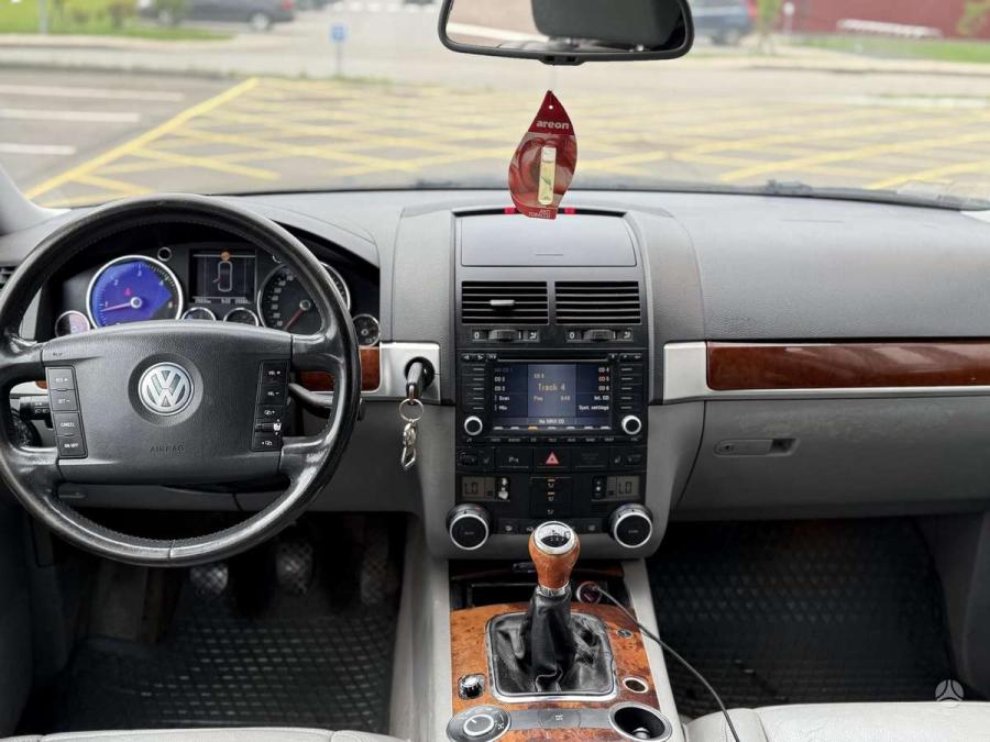 Melns Volkswagen Touareg 2004 Viļņa, ar dzinēja tilpumu 2.46 L un nobraukumu 250 tūkst. km par 2350 €, foto 9 vietnē AUTOMOTO.COM.LV