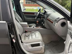 Melns Volkswagen Touareg 2004 Viļņa, ar dzinēja tilpumu 2.46 L un nobraukumu 250 tūkst. km par 2350 €, foto 10 vietnē AUTOMOTO.COM.LV