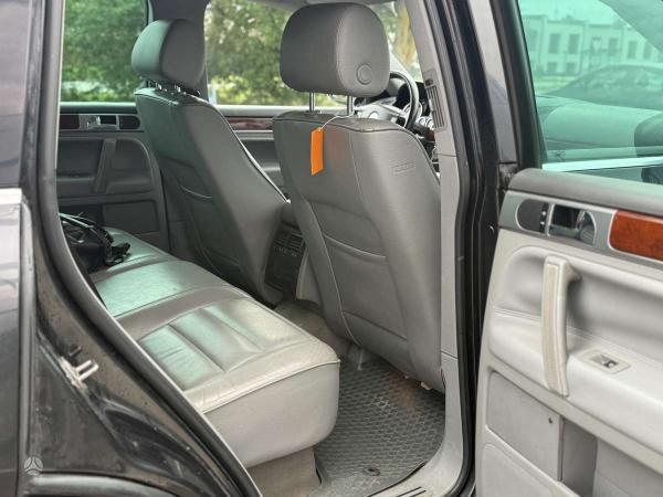 Melns Volkswagen Touareg 2004 Viļņa, ar dzinēja tilpumu 2.46 L un nobraukumu 250 tūkst. km par 2350 €, foto 10 vietnē AUTOMOTO.COM.LV