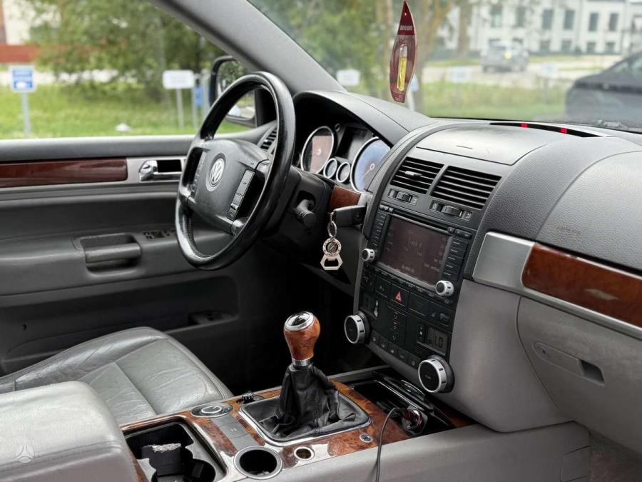 Melns Volkswagen Touareg 2004 Viļņa, ar dzinēja tilpumu 2.46 L un nobraukumu 250 tūkst. km par 2350 €, foto 12 vietnē AUTOMOTO.COM.LV