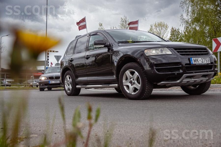 Black Volkswagen Touareg 2004 in Jelgava, with an engine capacity of 2.50 L and mileage of 382 thousand km for 1500 €, photo 1 on AUTOMOTO.COM.LV
