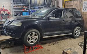 Black Volkswagen Touareg 2004 in Jelgava, with an engine capacity of 2.50 L and mileage of 382 thousand km for 1500 €, photo 3 on AUTOMOTO.COM.LV