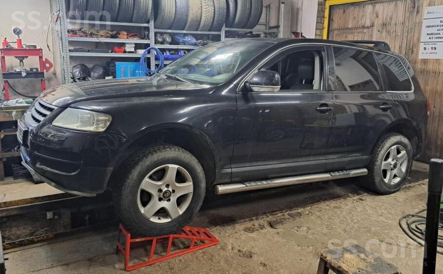 Black Volkswagen Touareg 2004 in Jelgava, with an engine capacity of 2.50 L and mileage of 382 thousand km for 1500 €, photo 3 on AUTOMOTO.COM.LV