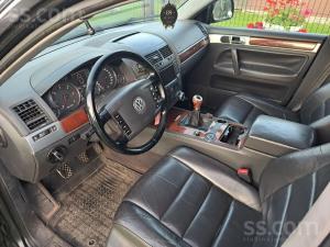 Black Volkswagen Touareg 2004 in Jelgava, with an engine capacity of 2.50 L and mileage of 382 thousand km for 1500 €, photo 5 on AUTOMOTO.COM.LV