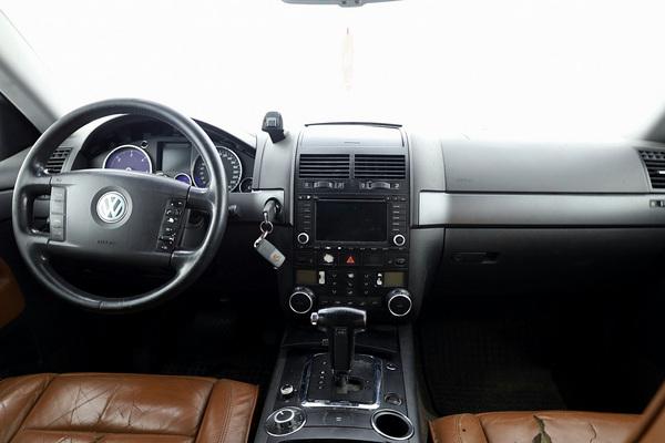 Black Volkswagen Touareg 2004 in Tallinn, with an engine capacity of 2.50 L and mileage of 385 thousand km for 699 €, photo 5 on AUTOMOTO.COM.LV