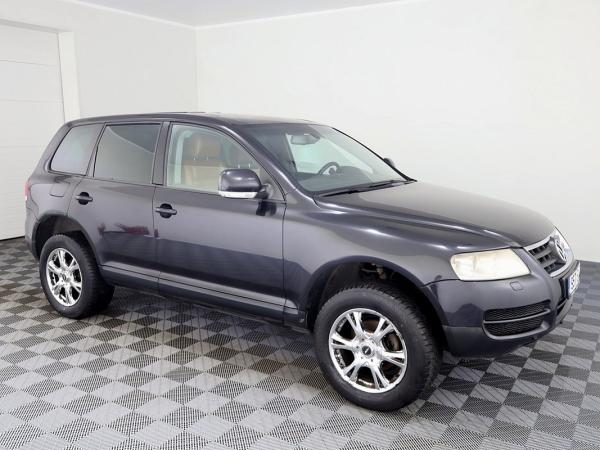 Black Volkswagen Touareg 2004 in Tallinn, with an engine capacity of 2.50 L and mileage of 385 thousand km for 699 €, photo 8 on AUTOMOTO.COM.LV