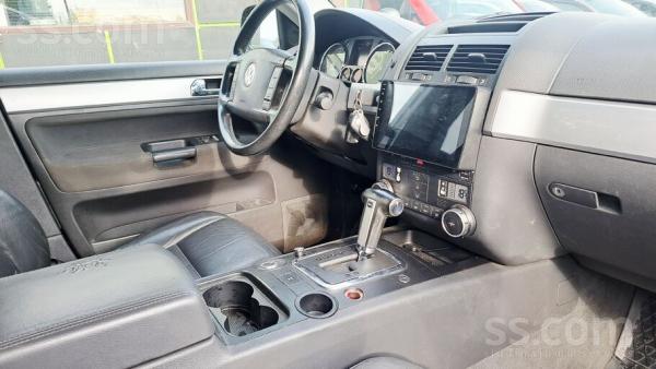 Black Volkswagen Touareg 2004 in Riga, with an engine capacity of 2.50 L and mileage of 526 thousand km for 2500 €, photo 11 on AUTOMOTO.COM.LV