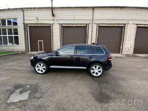 Black Volkswagen Touareg 2004 in Bauska, with an engine capacity of 2.50 L and mileage of 330 thousand km for 2500 €, photo  on AUTOMOTO.COM.LV
