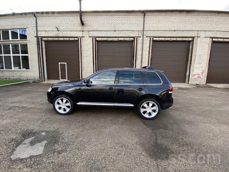 Black Volkswagen Touareg 2004 in Bauska, with an engine capacity of 2.50 L and mileage of 330 thousand km for 2500 €, photo 1 on AUTOMOTO.COM.LV
