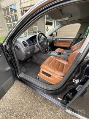 Black Volkswagen Touareg 2004 in Bauska, with an engine capacity of 2.50 L and mileage of 330 thousand km for 2500 €, photo 9 on AUTOMOTO.COM.LV